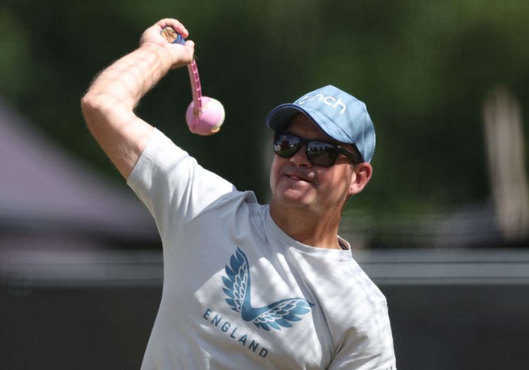 Matthew Mott waiting for the right time to put his stamp on England ...