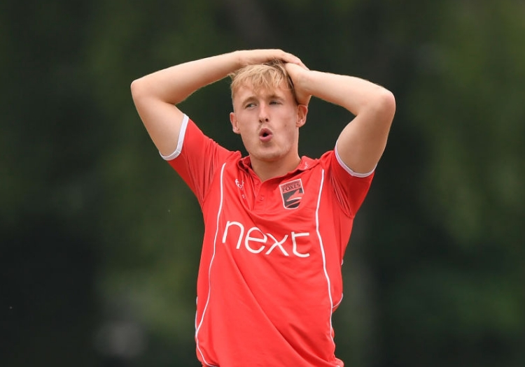 Leicestershire give Callum Parkinson contract extension