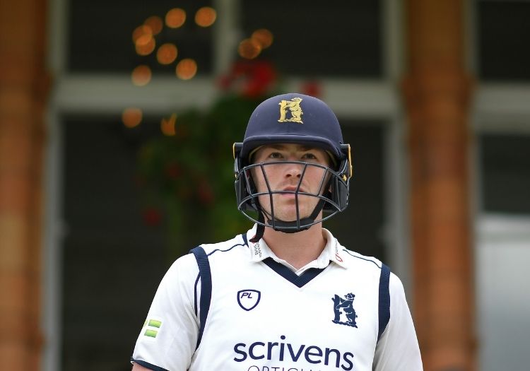 Warwickshire openers make light work of Essex chase to reaffirm title ...